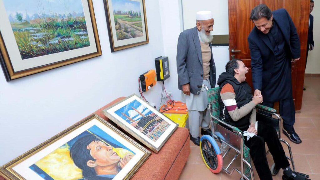 Disabled Omar Jarral presented his paintings to PM - Economy.pk