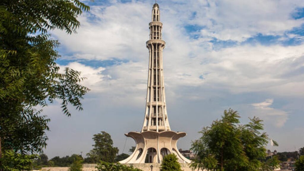 Minar-e-Pakistan - A Historical Monument - Economy.pk